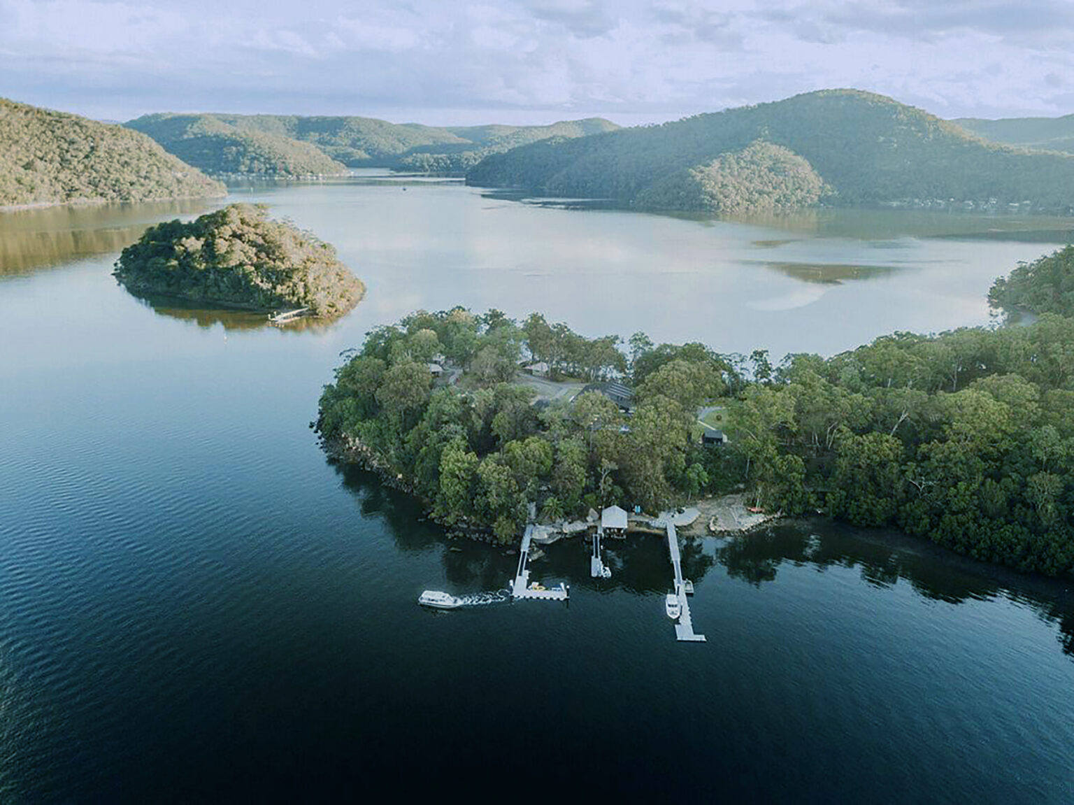 THE ISLANDS OF OUR WATERWAYS: THE HAWKESBURY (DEERUBIN) RIVER AND ...
